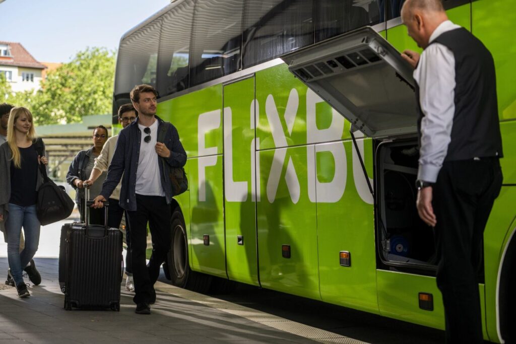 Bus, come cambia il modo di viaggiare in Italia: cosa dicono i dati ...