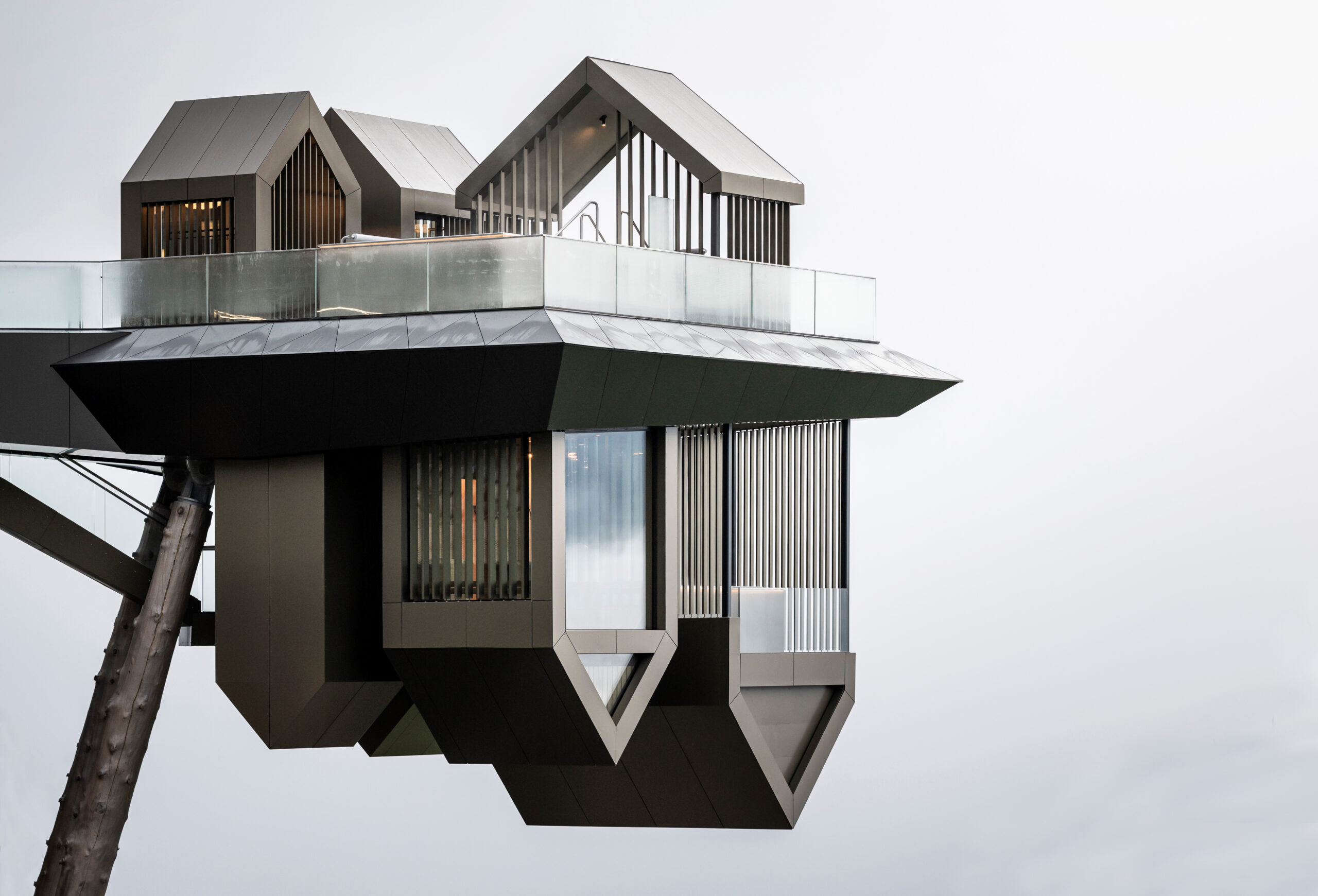 In Alto Adige c'è una SPA capovolta che sfida le leggi della gravità ...