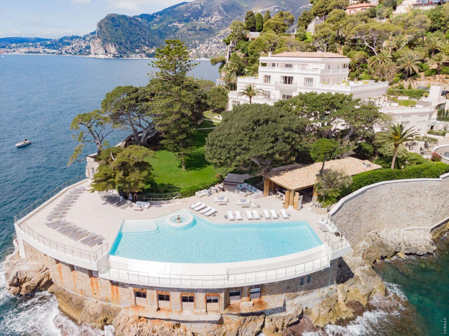 Arnault punta sulla Costa Azzurra: acquistato l’hotel Cap Estel di Èze ...